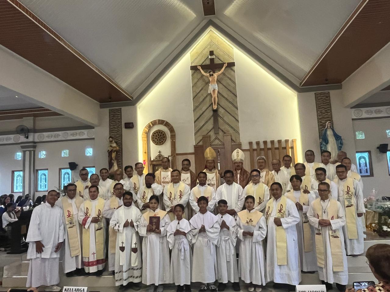 Mgr Avien Bersama RD Silvester Joko Merayakan 25 Tahun Menjadi Imam ...